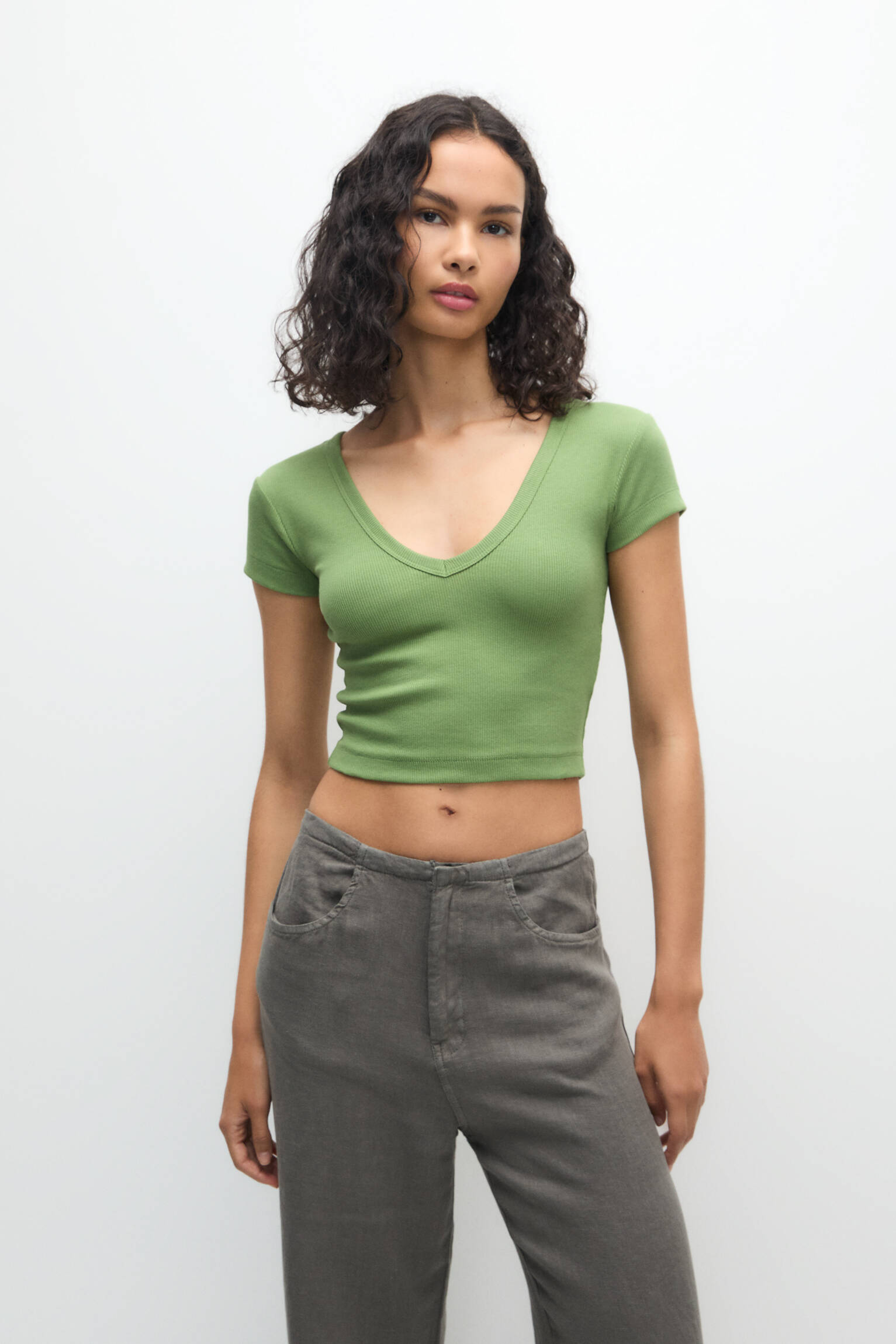 Cropped V-neck T-shirt - PULL&BEAR