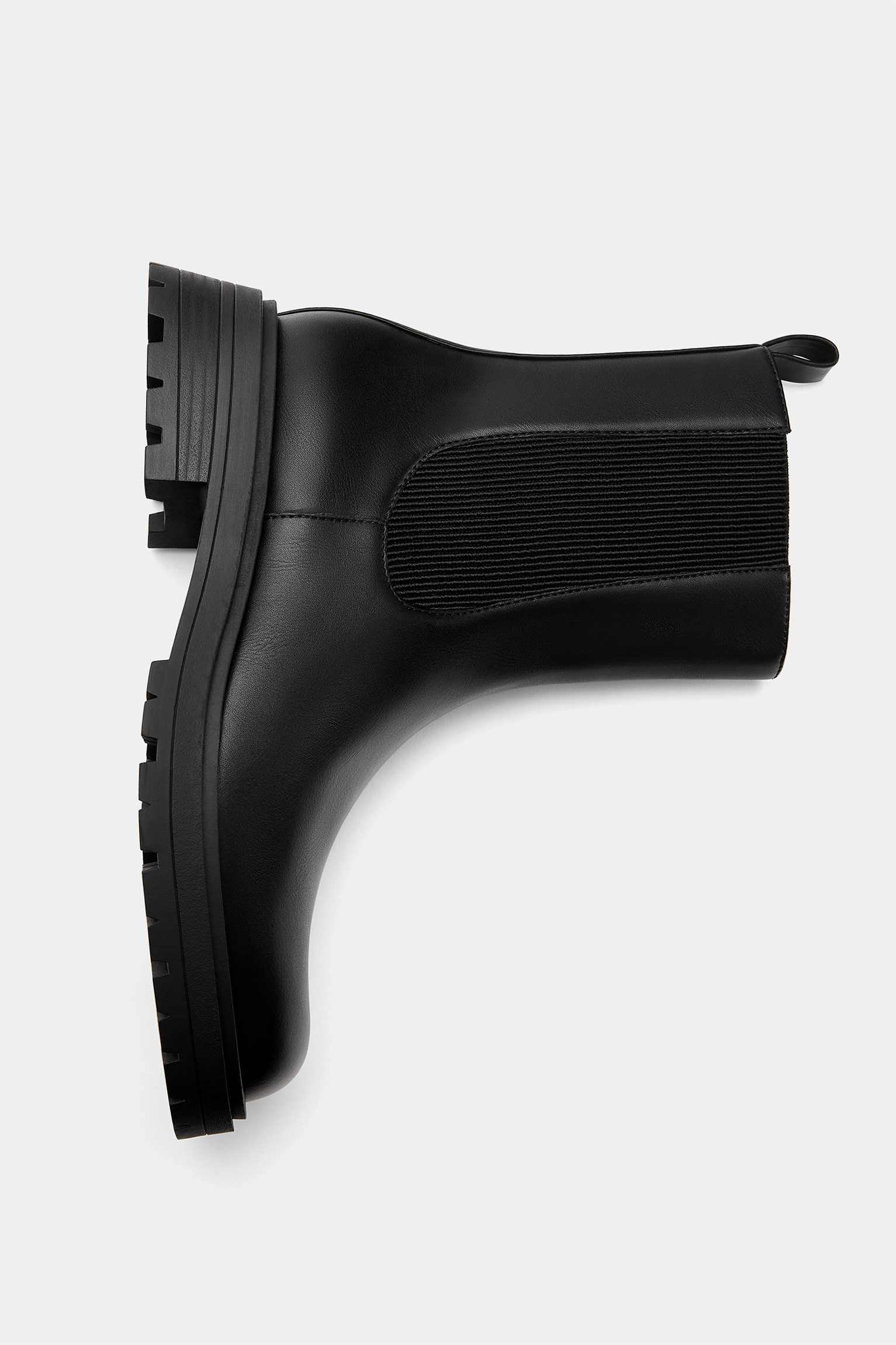 Pullandbear Chelsea boots | Centro Colombo