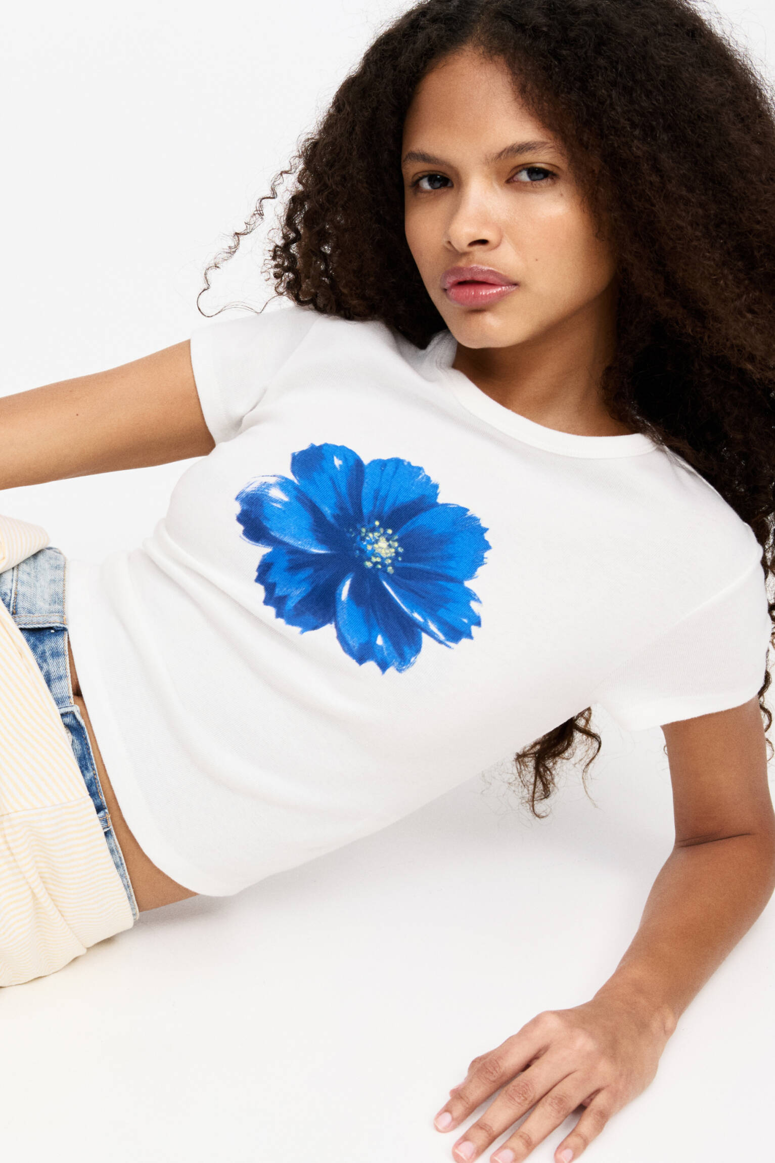 Fitted T-shirt with blue flower print - pull&bear