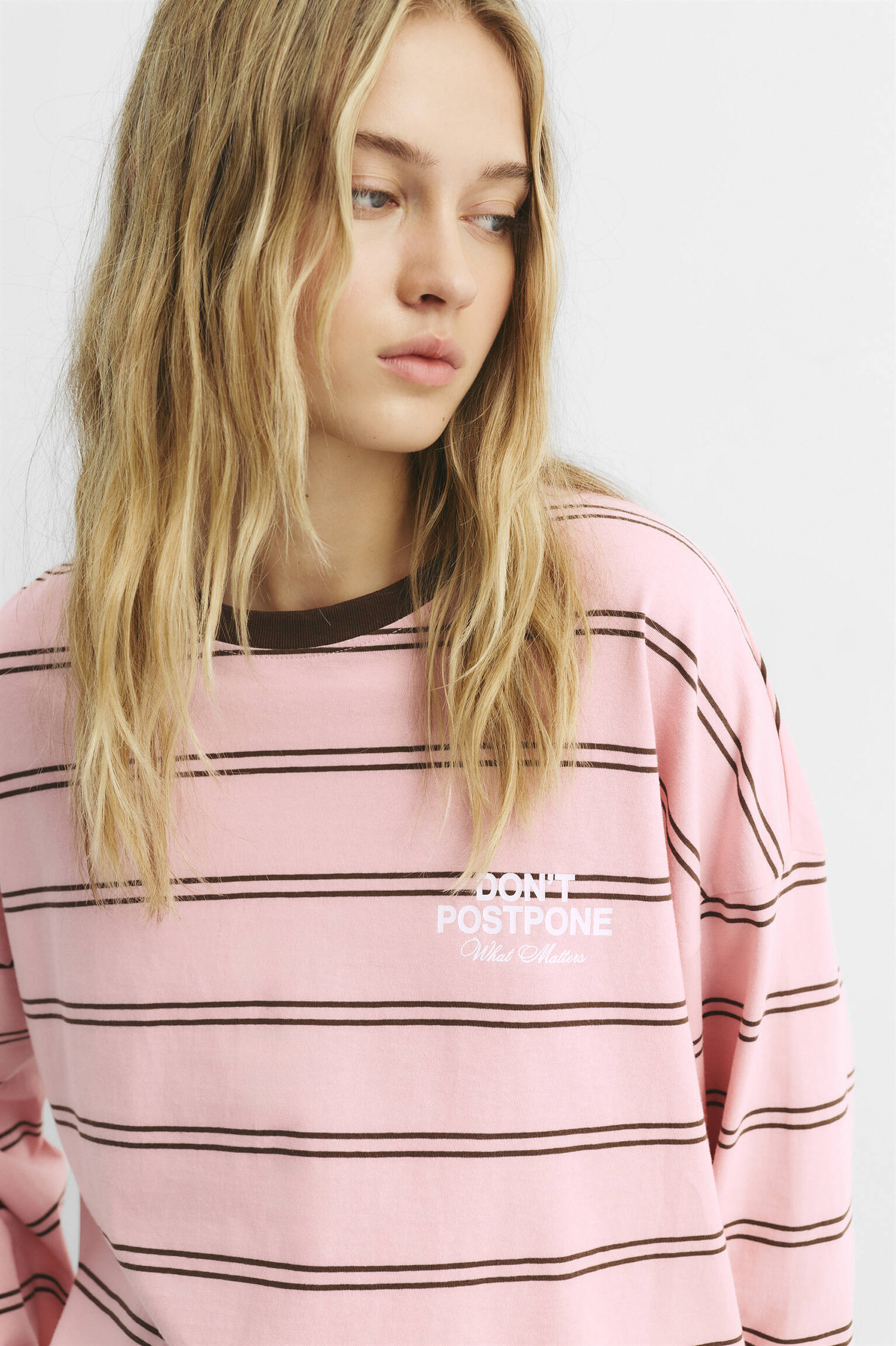 Camiseta Rosa Rayas Texto PULL BEAR Camiseta Rosa Rayas Texto PULL BEAR