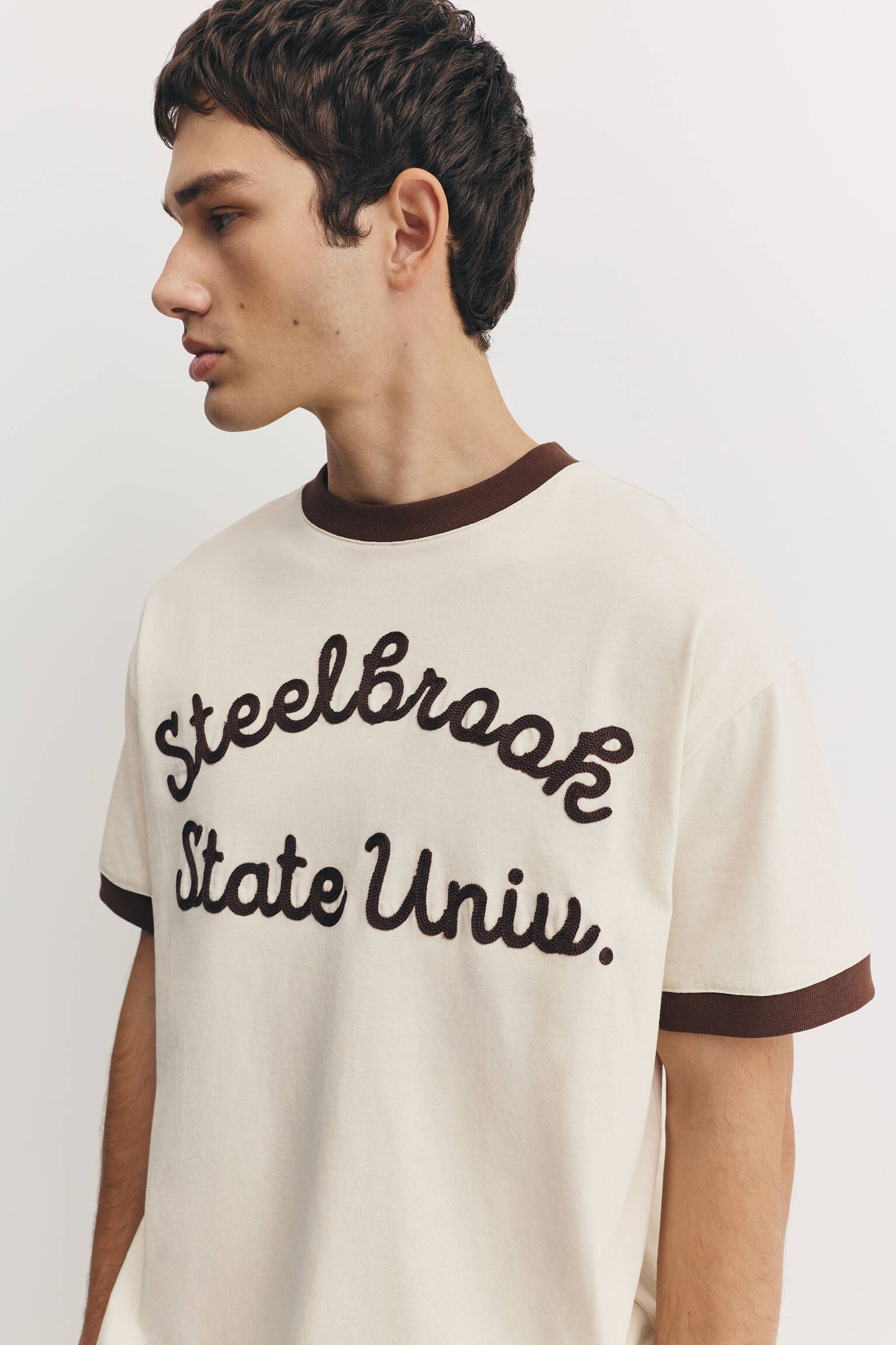 T-shirt with contrast graphic and ribbing - pull&bear